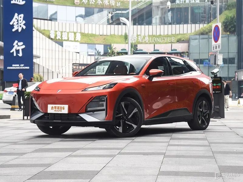 12.88万起！零跑C10上市！搭8295芯片，成全球化车型…出场就爆？_腾讯新闻