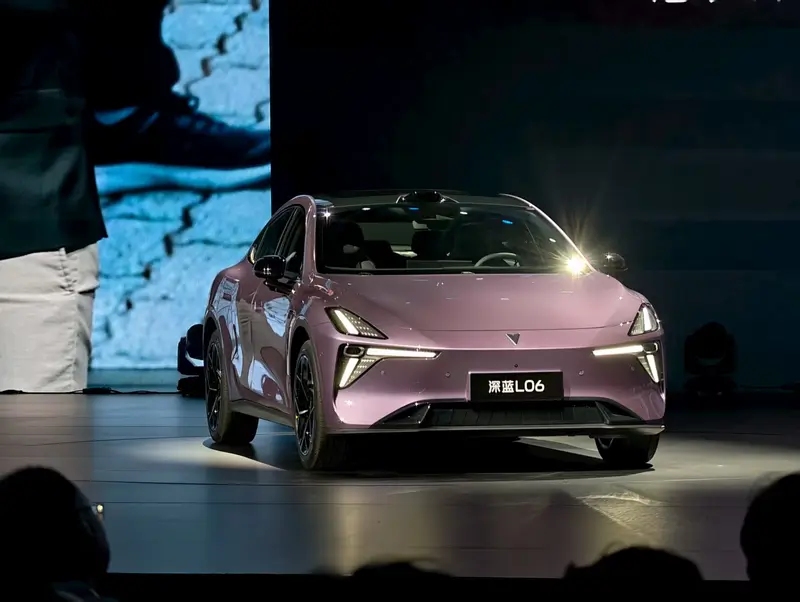 长安深蓝L06轿跑全球首发亮相：搭载3nm车规级芯片与磁流变悬架_腾讯新闻