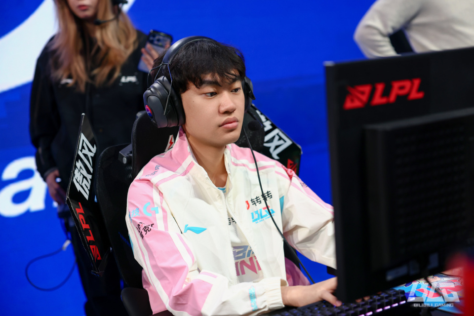 LPL前瞻：Knight首发对战小虎，Rookie能否完成自我救赎？_腾讯新闻