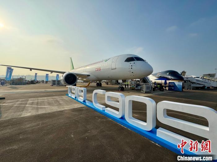 中国国产客机C919、C909分别新签60架和70架订单_腾讯新闻