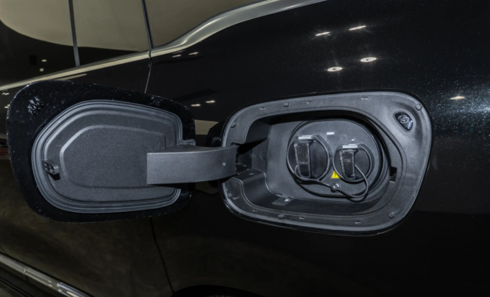 大型SUV市场迎新成员，智己LS9采用增程动力，还是大六座设计_腾讯新闻