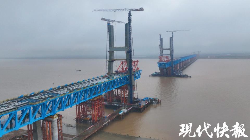 世界级工程冲刺合龙！崇启公铁长江大桥进入主跨攻坚阶段_腾讯新闻