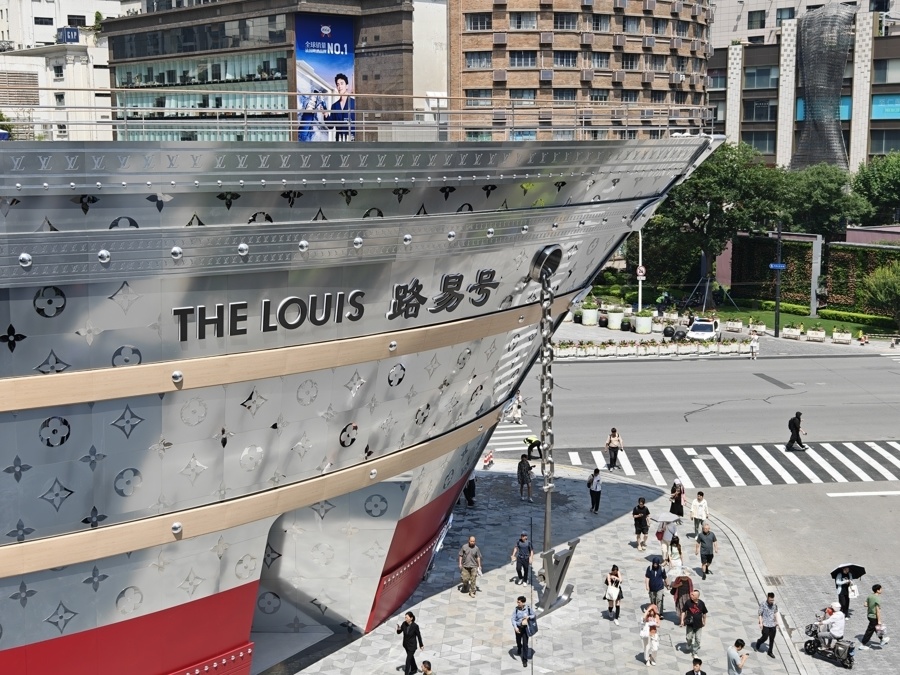 “乘风破浪”之船！LV“巨轮”泊驻上海市中心，6月28日正式开放_腾讯新闻