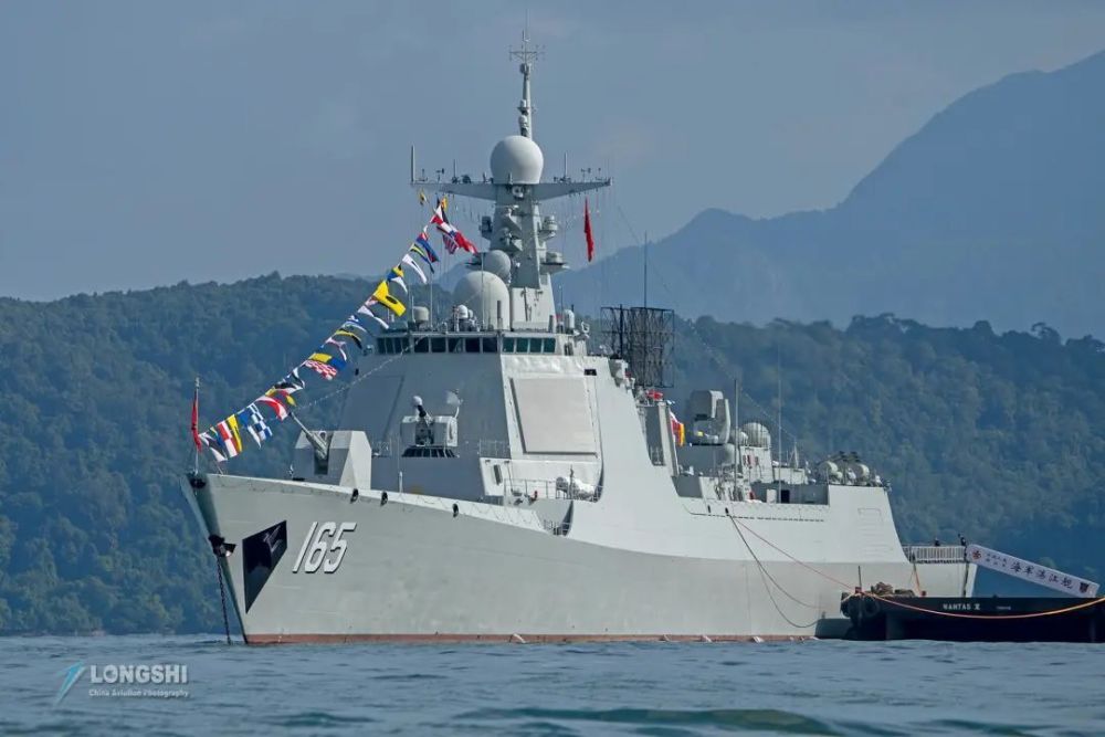 052D驱逐舰码头展示，公开多款垂发武器射程，美军航母挑衅要掂量_腾讯新闻