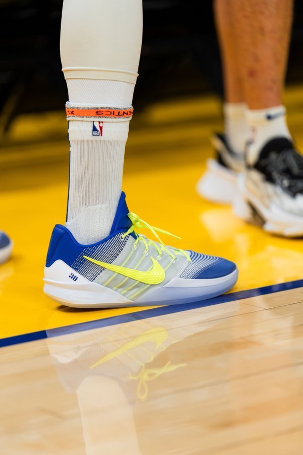 库里再次上脚定制配色的Sabrina 3，后跟印有姓名和座右铭_腾讯新闻