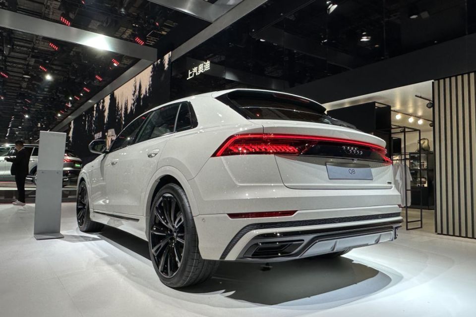 2023上海车展丨配置升级 售78.28万元起 2023款奥迪Q8亮相_腾讯新闻