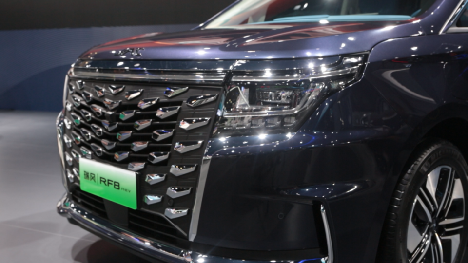 W视频丨全球首款鸿蒙座舱智能MPV！瑞风RF8首秀成都车展_腾讯新闻