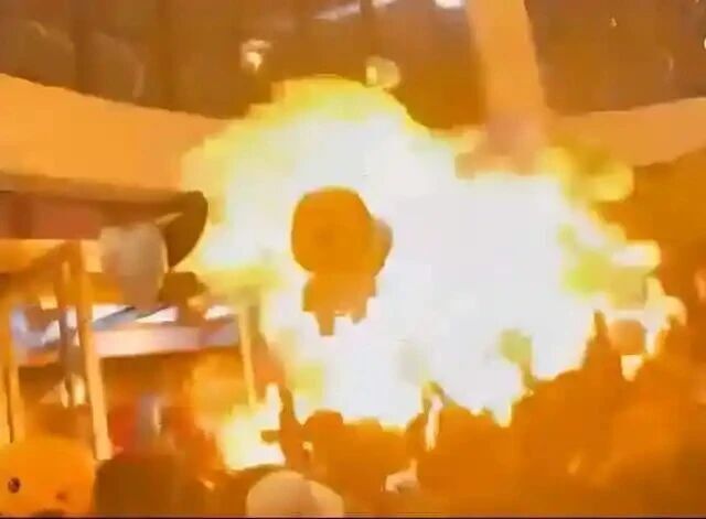 手欠？广东一男子跨年夜点燃商贩气球，瞬间引起大火_腾讯新闻