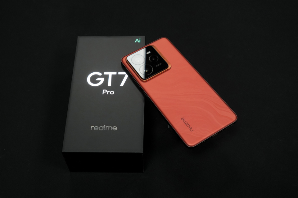 真我GT7 Pro测评：骁龙8 至尊版新机仅需3599元起！完美诠释“质价比”_腾讯新闻