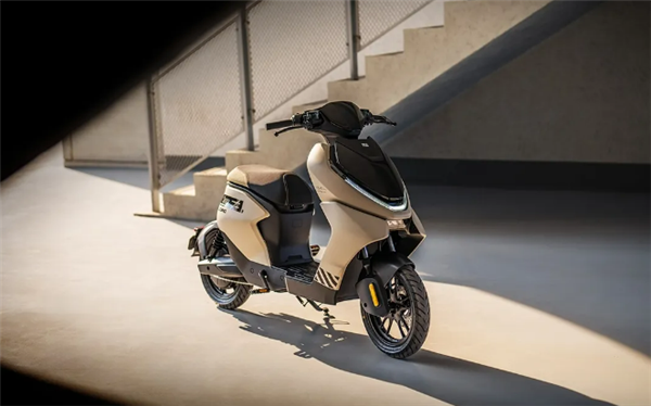 4699元 极核AE4电动摩托车发布：车规级毫米波雷达、极速65km/h_腾讯新闻