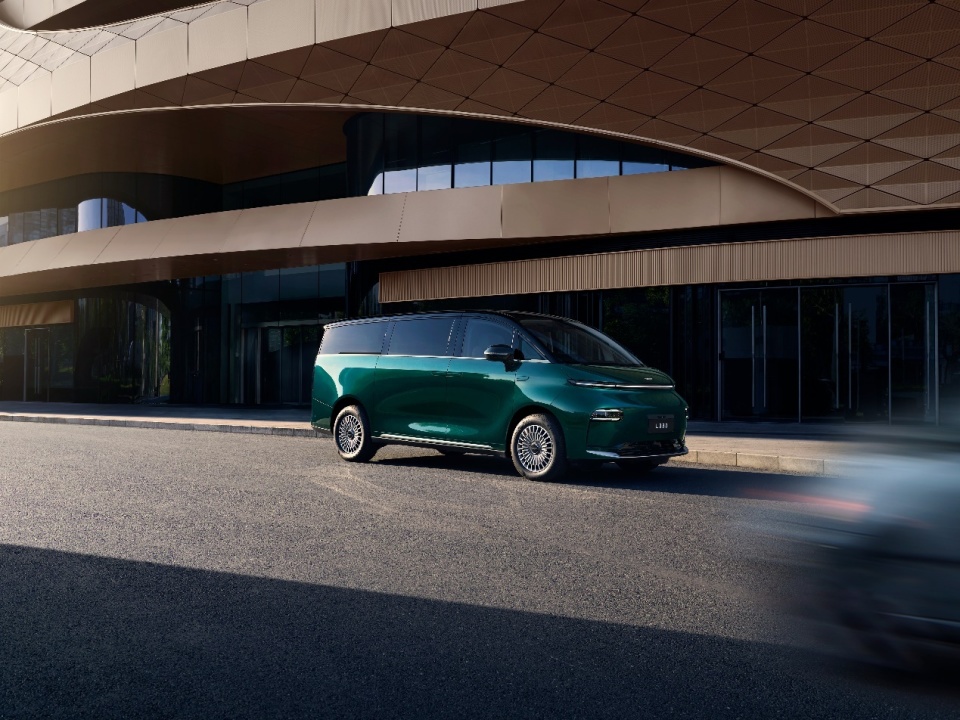 “全球唯一四排八座MPV”吉利银河翼真L380预售价33.99万元起_腾讯新闻