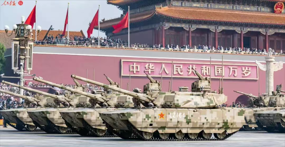 别小看100坦克的105小炮：5000米外打坦克，还能打直升机_腾讯新闻