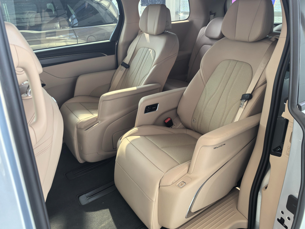 别克GL8陆尚到店实拍，大过比亚迪夏，配397马力+续航1420km_腾讯新闻