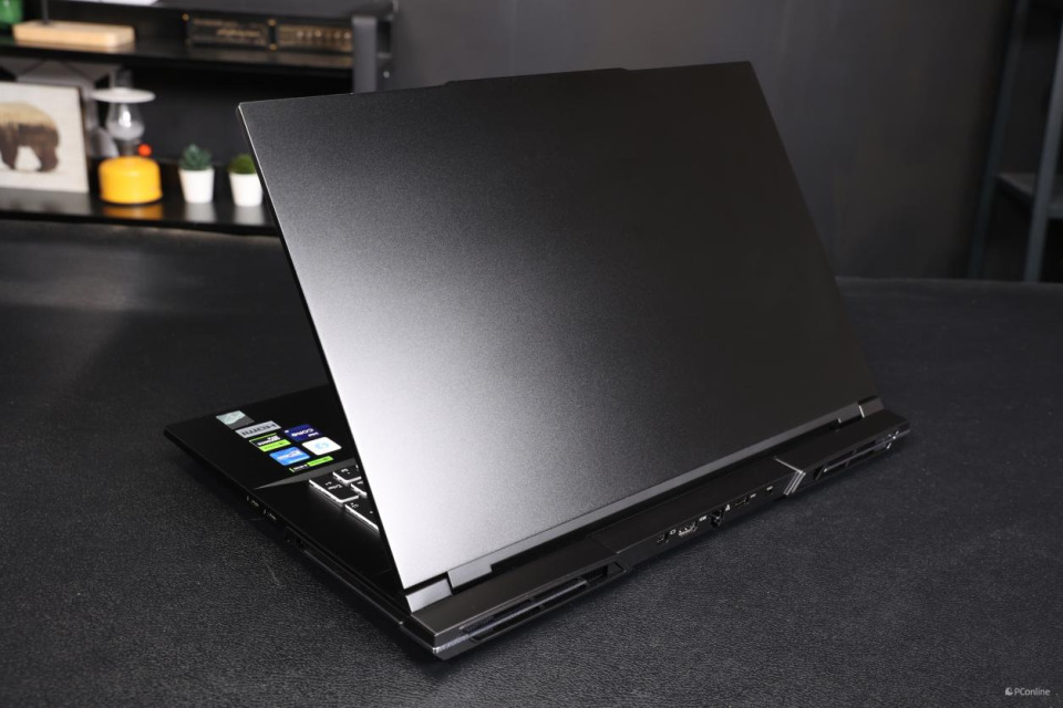 首批搭载酷睿i9-14900HX，七彩虹将星X17 Pro Max评测：突破性能之巅_腾讯新闻