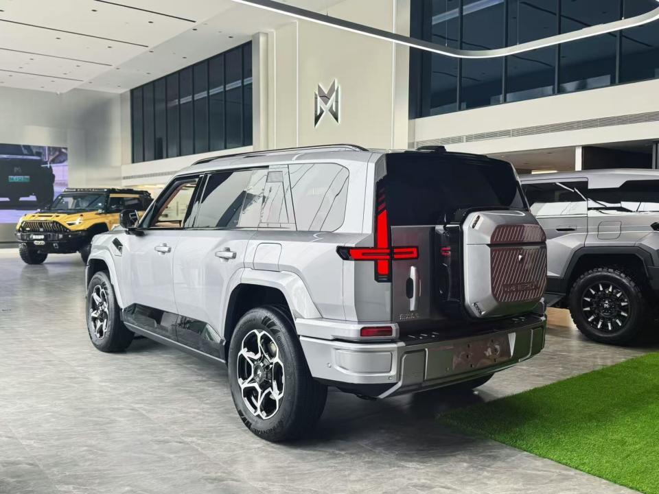 猛士M817到店实拍，车长5米1+华为乾崑，双电机551马力+空气悬架_腾讯新闻