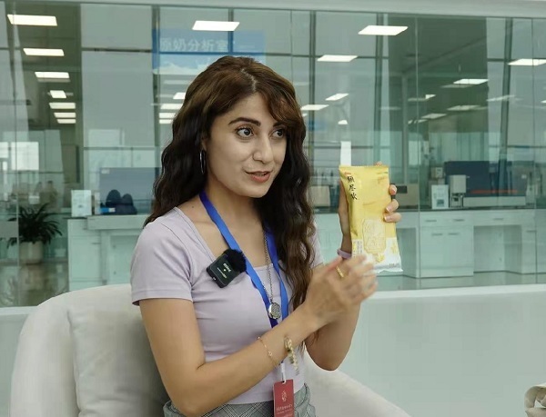 走进伊利现代智慧健康谷 沉浸式感受“一杯牛奶”的品质魅力_腾讯新闻