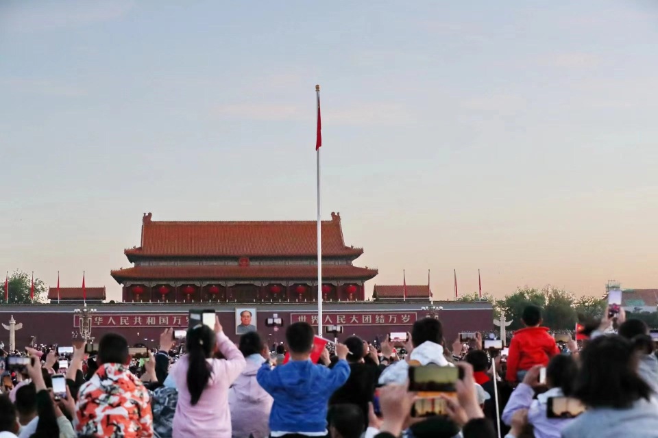 五一劳动节，天安门广场群众看升旗_腾讯新闻