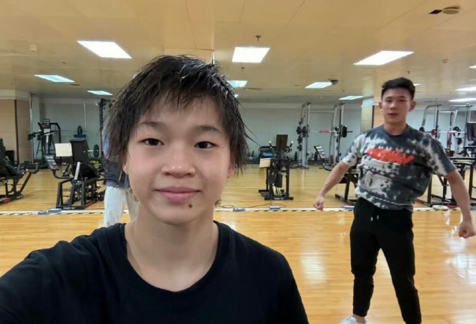 太逗了！全红婵外出喝饮料，网友向陈若琳告状：你徒弟玩嗨了_腾讯新闻