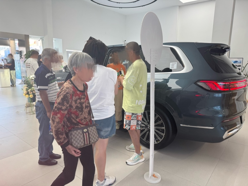 24小时订单超4万台，吉利银河M9有多火？为此我去了趟4S店_腾讯新闻