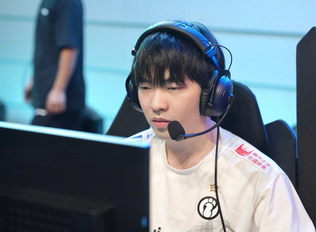 “弱爆事件”后shanji迎战国产第一上单369，心态是关键！_腾讯新闻