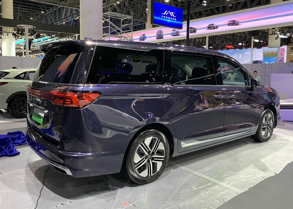 GL8同级，江淮瑞风RF8实车曝光，外观很霸气，两种前脸，侧滑门_腾讯新闻