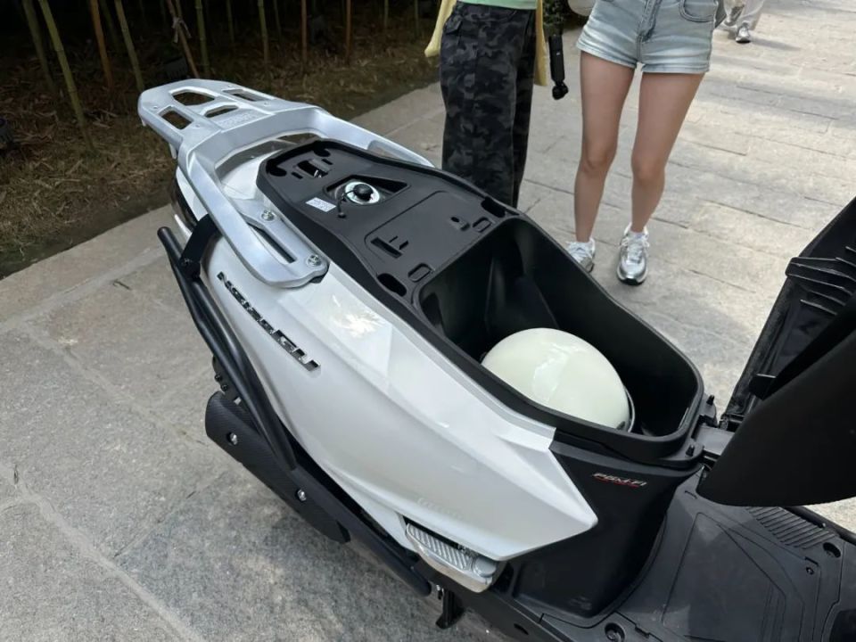 小踏板当中的SUV，新大洲本田NS125GU上市，售价仅8880元起，空间大很挺能装_腾讯新闻