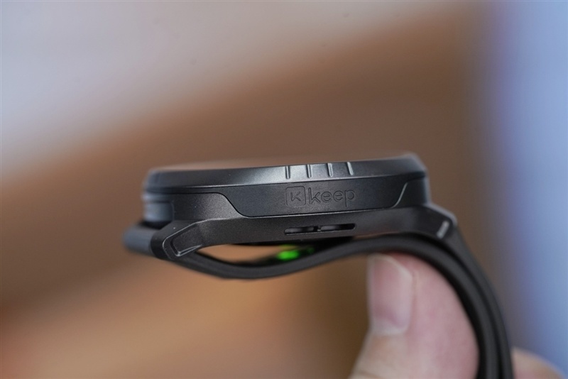 腕上戴个跑步专家！Keep Watch Pilot1评测：一灯掌握心率 一表带你科学运动_腾讯新闻