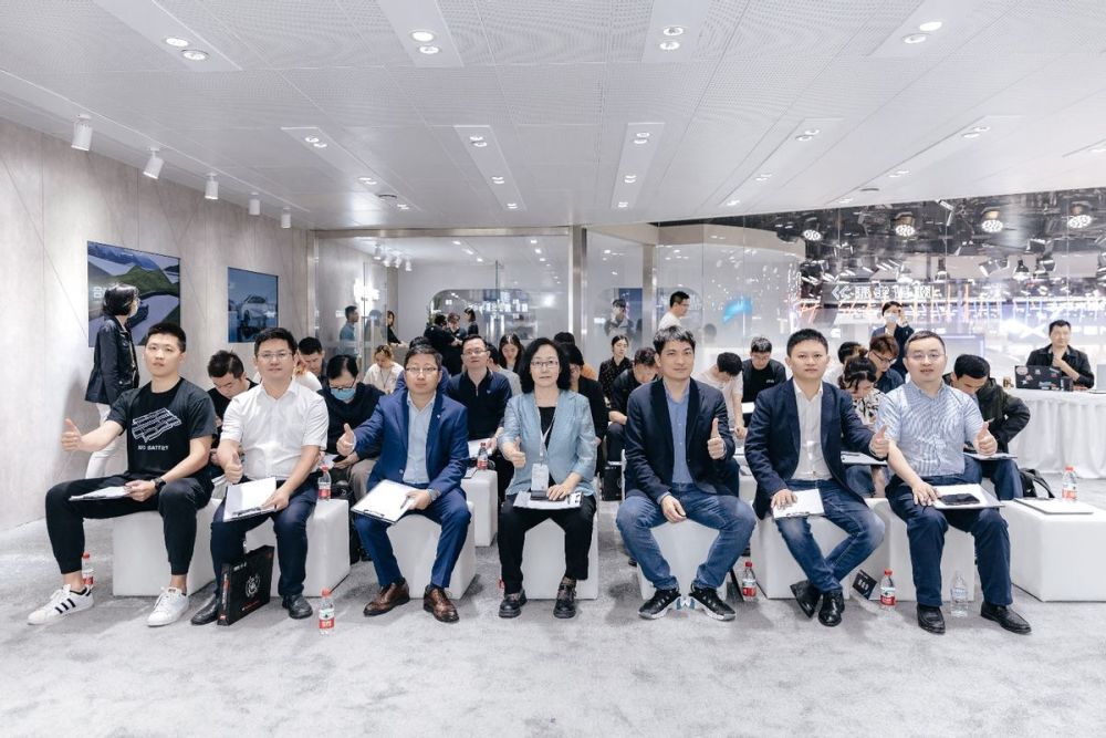 XFC极速电池助力合创V09实现补能“0”焦虑_腾讯新闻