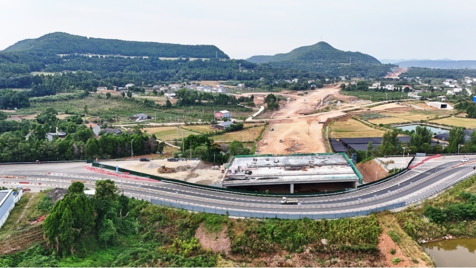 京昆高速广元至绵阳段扩容工程G108国道跨线中桥浇筑完成_腾讯新闻