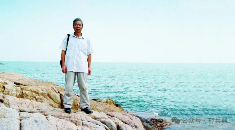 国产反恐必备枪械，QSW06式5.8mm微声手枪如何设计而来？_腾讯新闻