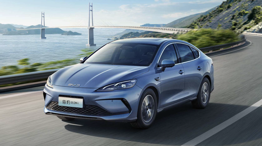比亚迪新王炸：海豹05DM-i售7.98万起，配高快领航智驾，自动泊车_腾讯新闻
