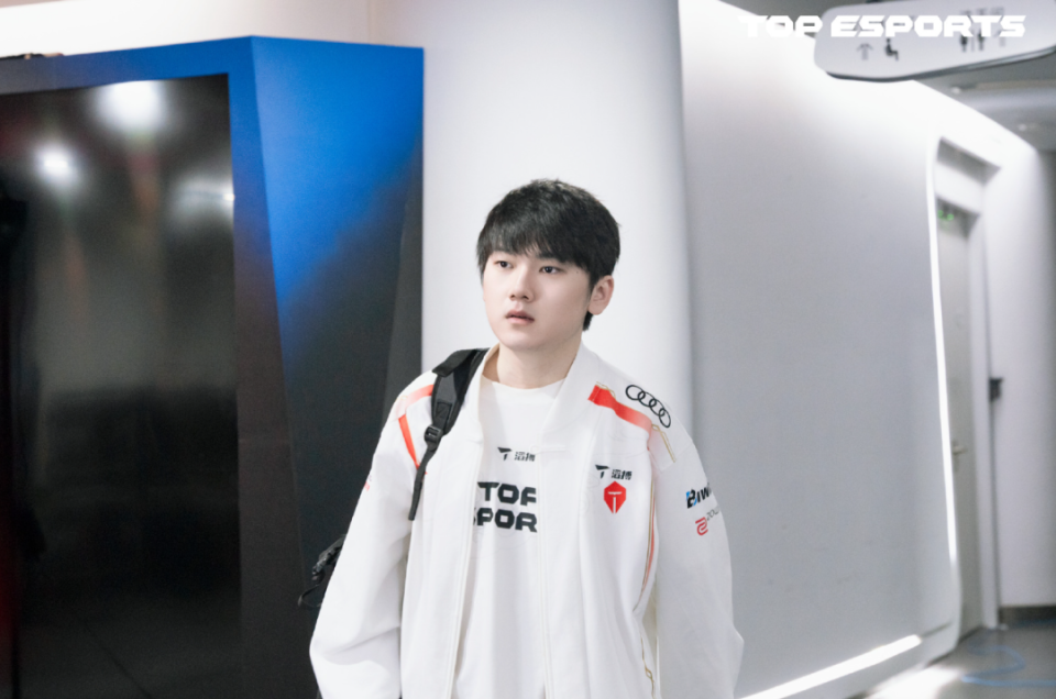 EDG拿无畏契约冠军，LPL进入狂欢，TheShy鼓掌祝贺_腾讯新闻