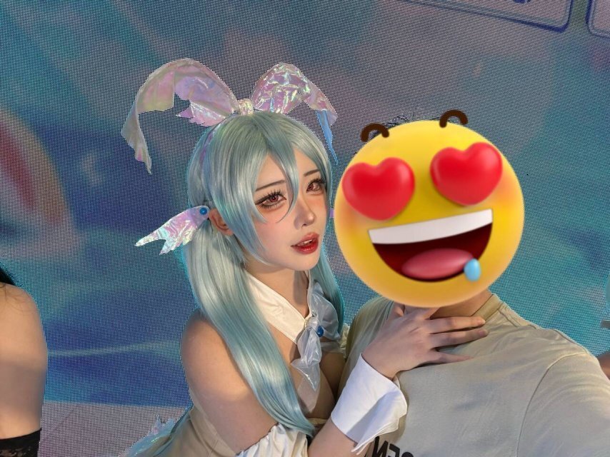 BW2025《棕色尘埃2》展台大火：韩国知名Coser太性感了！_腾讯新闻