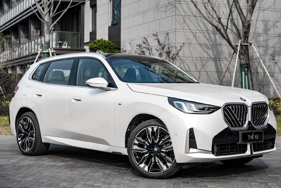 全新宝马X3L现身街头，大过奔驰GLC+全景星轨天幕，动力/底盘升级_腾讯新闻