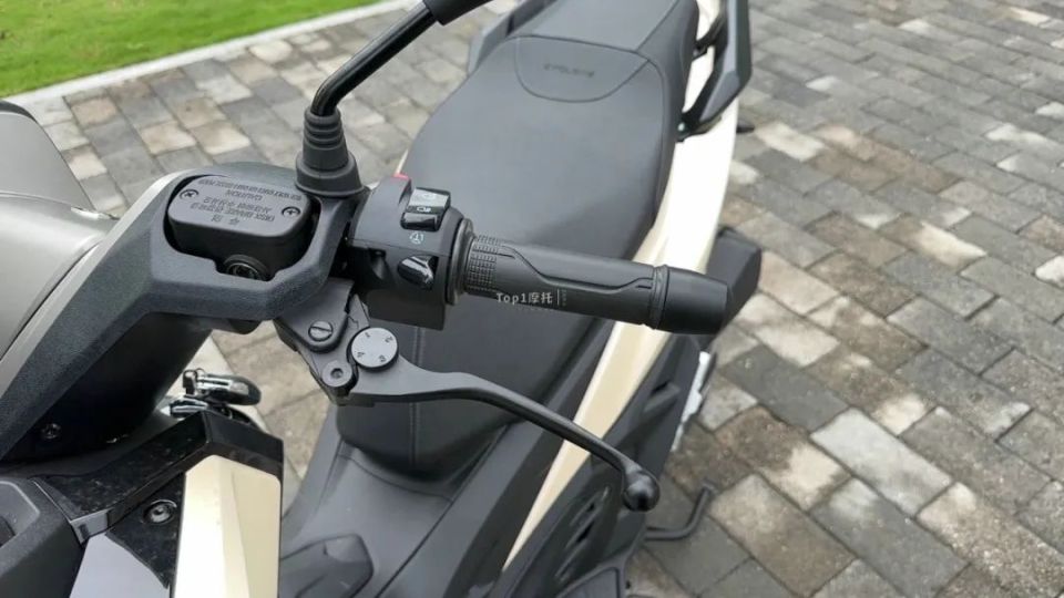 新车解读丨赛科龙RT150“焕芯”上市，售价12588元，到底改了哪里_腾讯新闻