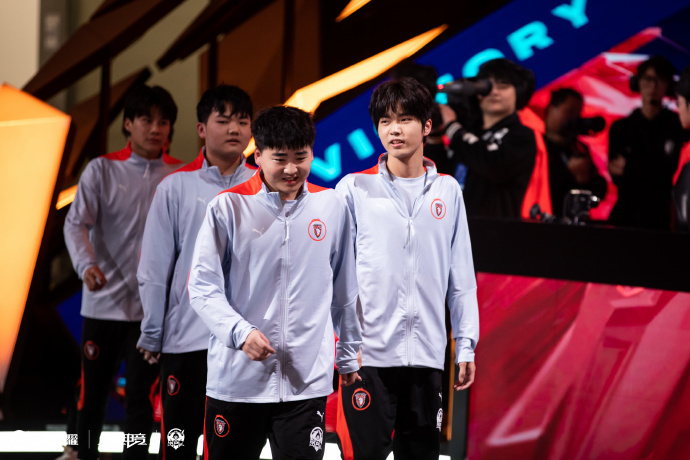 KPL：hero久竞中单星痕渐入佳境，迎战DYG，久哲还有哪些新打法？