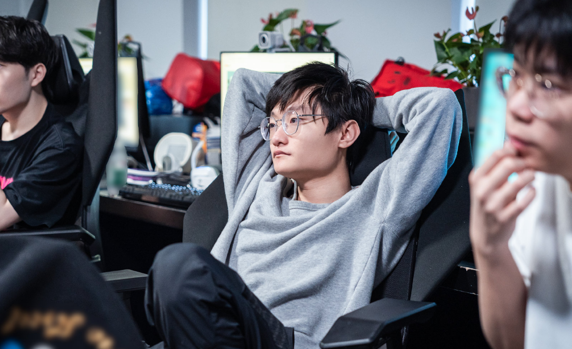 Doinb揭露小天坑队友内幕还原当时语音！一人葬送FPX