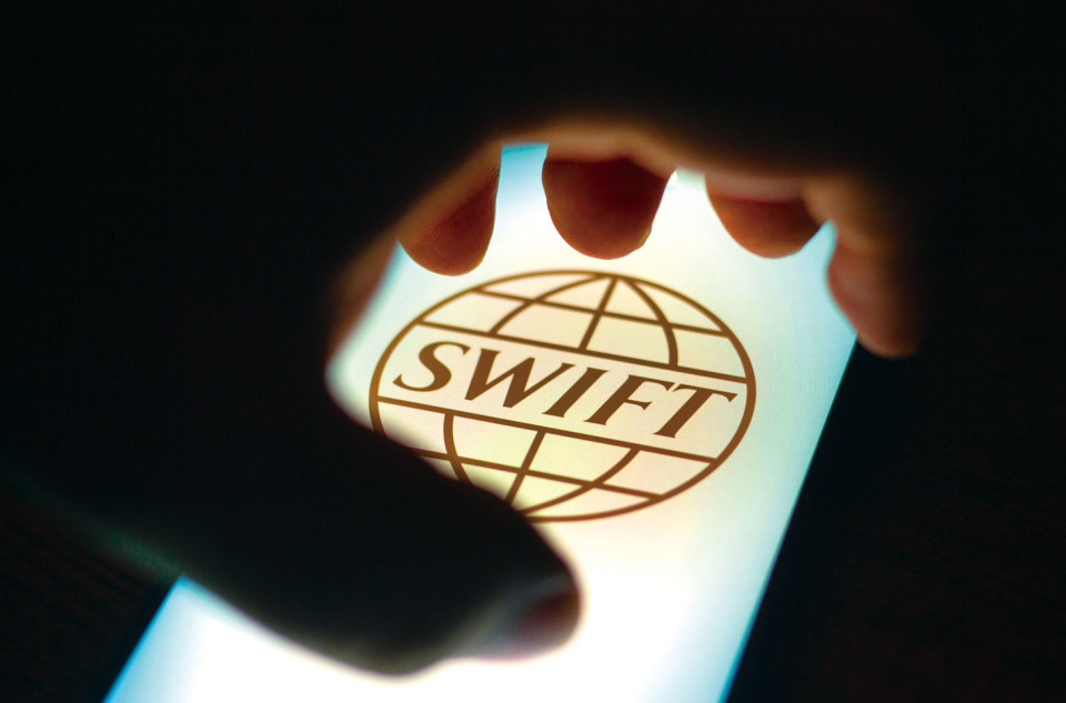 SWIFT“武器化”，加速全球“去美元化”_腾讯新闻