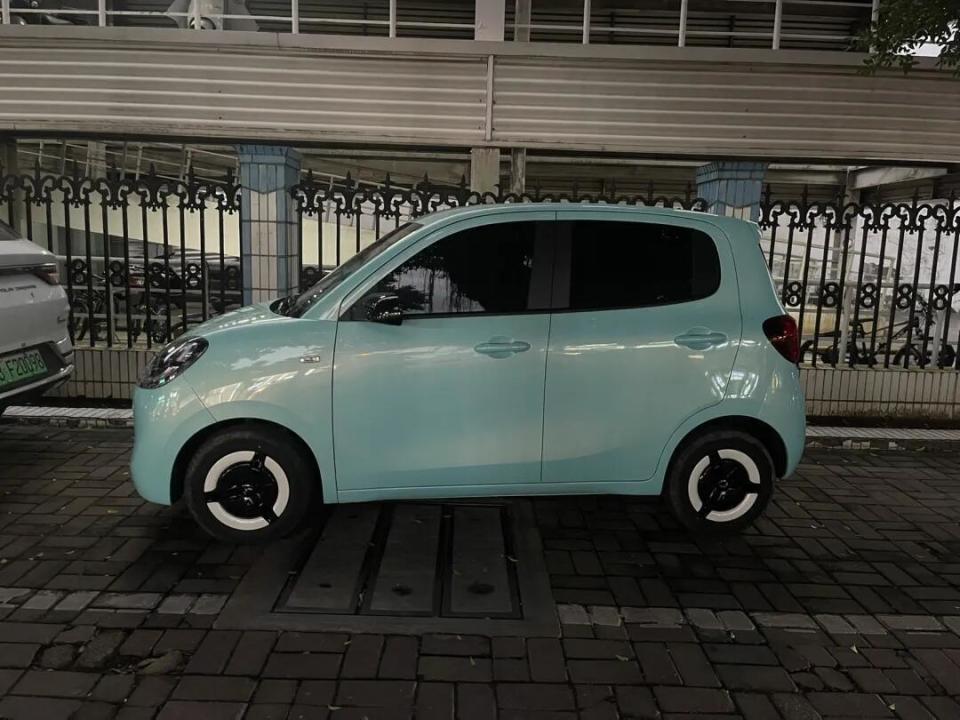 第四代五菱宏光MINIEV实车现身，增四门版+电子手刹，续航205km_腾讯新闻