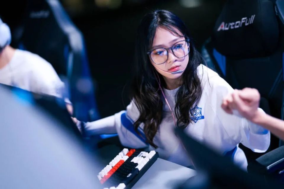 专访CFPL现役唯一女选手eStar.草莓：用实力消除偏见_腾讯新闻