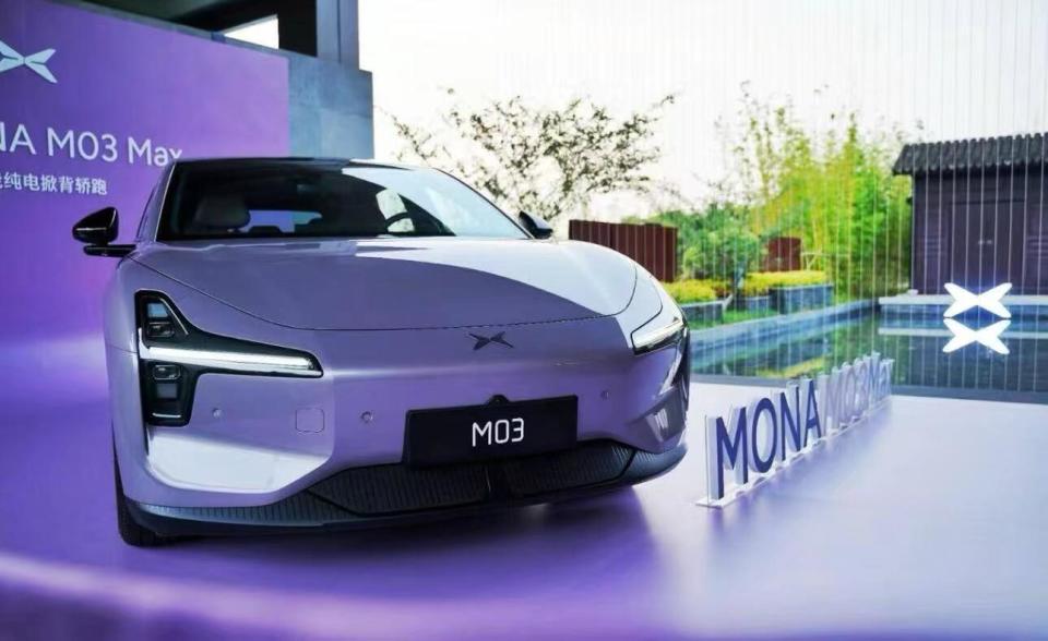 小鹏MONA M03 Max版实车现身，增新配色+小蓝灯，智驾/智舱看齐P7+_腾讯新闻
