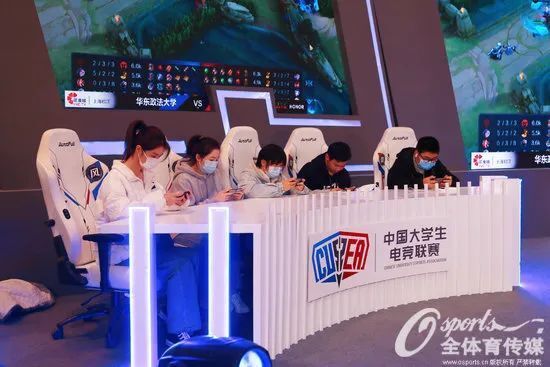 电竞总教头！Uzi退役后依旧YYDS_腾讯新闻