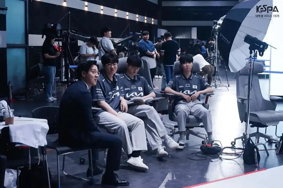 “LCK亚运四人定妆花絮图”火了，Faker举板打Call，真不等JDG_腾讯新闻