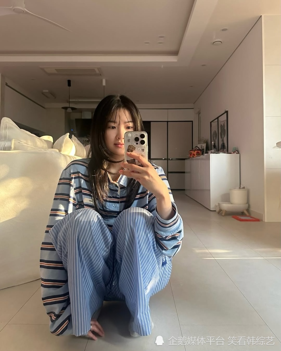 Junjin妻子刘亦书40岁颜值回春，休闲穿搭绽放清新可爱魅力_腾讯新闻