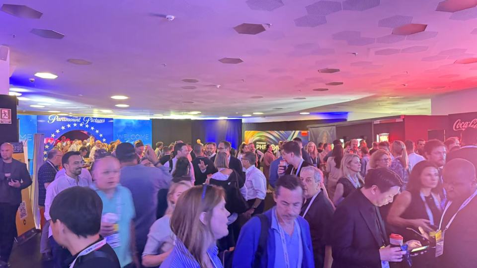 中影CINITY“4K 3D 48帧”《阿凡达：火与烬》片段全球首播惊艳欧洲观众_腾讯新闻