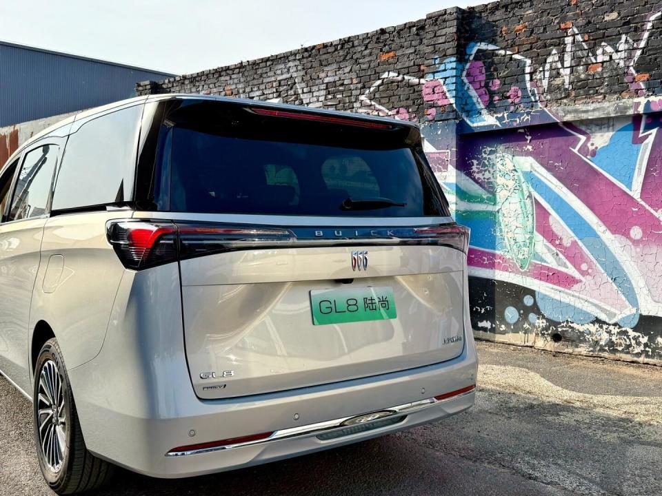 别克GL8陆尚到店实拍，大过比亚迪夏，配397马力+续航1420km_腾讯新闻