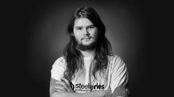 首位LOL世界冠军患癌去世！拳头宣布向所有玩家发放纪念头衔，并免费送冠军皮肤！_腾讯新闻