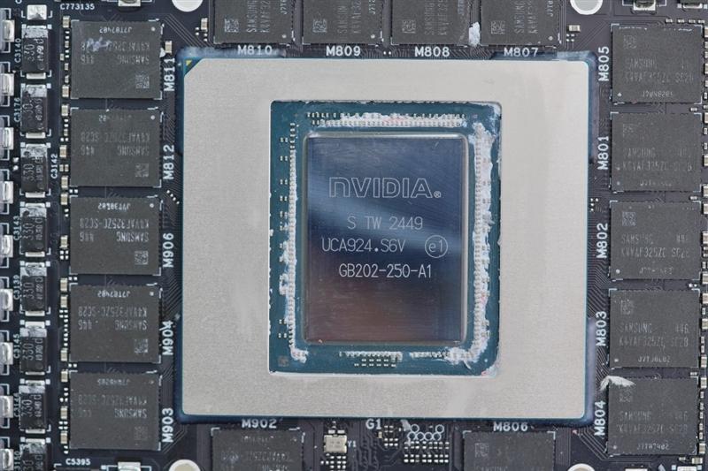 十年来最高效GPU！NVIDIA RTX 5090D首发评测：原生性能提升30% DLSS 4一骑绝尘_腾讯新闻