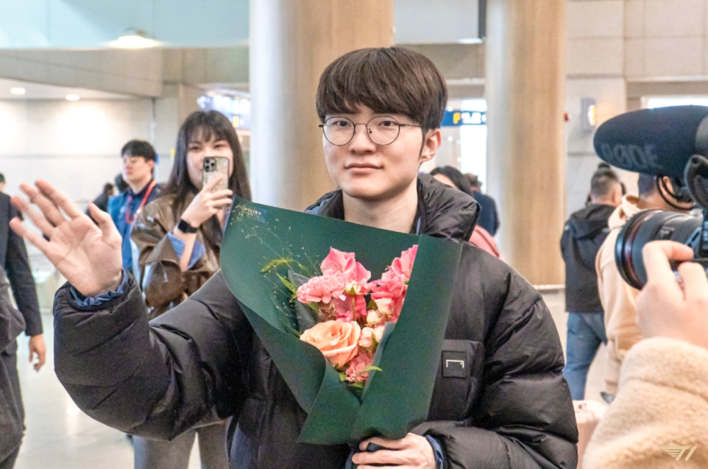 网传Faker恋情曝光，高颜值白发真爱女粉，其实只是T1员工_腾讯新闻