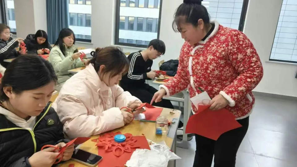 石家庄金融职业学院——指尖剪韵承经典，泥火塑心续华章_腾讯新闻